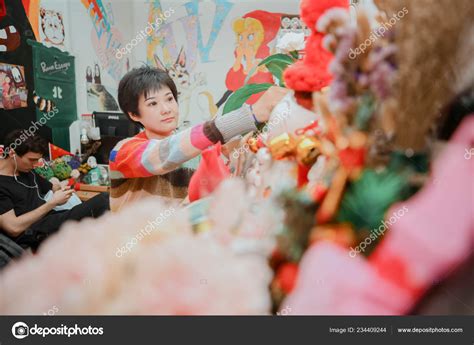 File Chinese Diy Enthusiast Xiaobei Sorts Out Artworks Created Her — Stock Editorial Photo