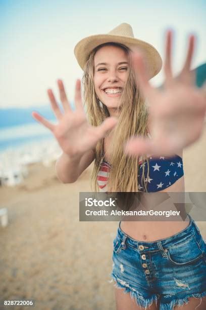 흥분 하는 여성 유혹과 여름 바닷가 모래에 춤 웃 고 관능에 대한 스톡 사진 및 기타 이미지 관능 가냘픈 건강한 생활방식