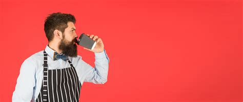 바리스타 잘 생긴 노동자 성숙한 바리스타 맛있는 카푸치노 레스토랑 직원 힙스터 전문 바리스타 앞치마 유니폼 웨이터 바텐더 카페 바 바리스타 직업 위치 즐거움을 위해 봉사