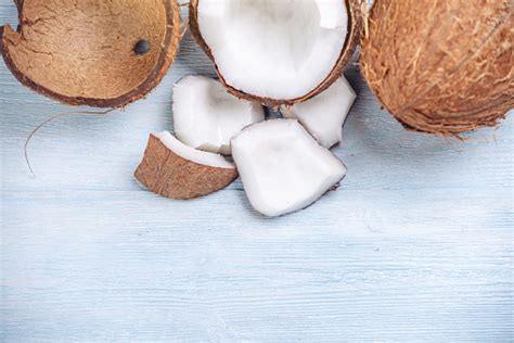 파란색 나무 배경에 흰색 펄프와 함께 코코넛을 엽 니 화장품에 널리 사용 되는 유기 규정식 비 건 제품 건강한 식생활에 대한 스톡 사진 및 기타 이미지 Istock