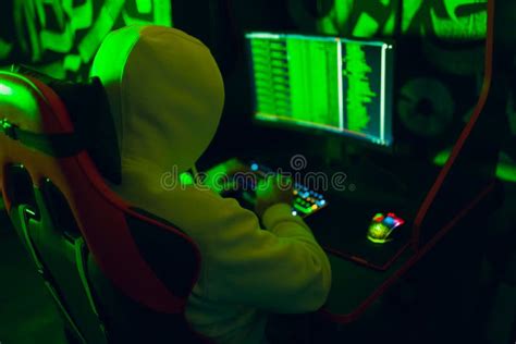 hacker usando software de malware de computadora y hackeando código