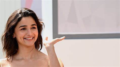 Bollywood Actress Entrepreneurs দীপিকা থেকে কৃতি ফিল্মের পাশপাশি ফাটিয়ে ব্যবসা করছেন এই হট