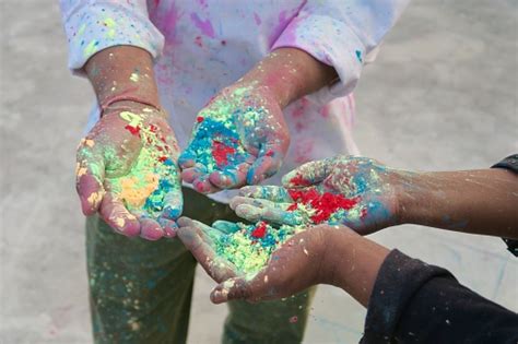 밝은 무지개 페인트 가루를 손에 쥐고 있는 색상의 힌두교 인도 홀리 페스티벌 이미지 페인트 싸움 축제에 대 한 준비 던지는 인도 홀리 축제 페인트 파우더 사진 델리 인도