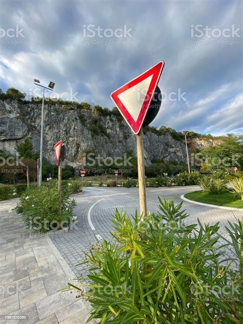 이탈리아 프리울리베네치아 줄리아 지역의 두이노와 트리에스테 사이의 시스티아나 베이와 마리나 주차장에서 도로 표지판 표지판 길의 오른쪽에주의를 기울이십시오 0명에 대한 스톡