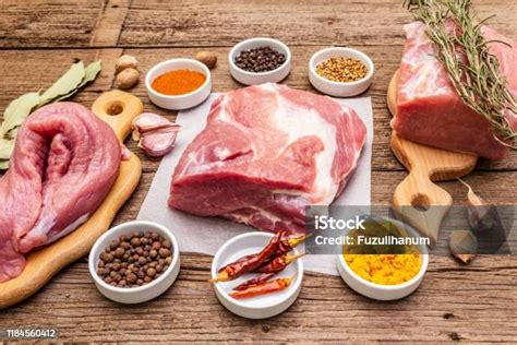 다양한 신선한 돼지 고기 컷을 모듬 향신료와 원시 고기 텐더로인 견갑골 목 뒷다리 스테이크 돌 콘크리트 배경 0명에 대한 스톡 사진 및 기타 이미지 Istock