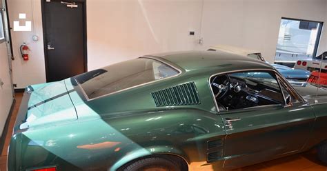 다른 차 옆 차고에 주차된 녹색 자동차 사진 Unsplash의 무료 살 이미지