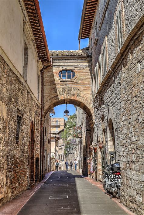 Uno Scorcio In Un Vicolo Del Borgo Di Assisi