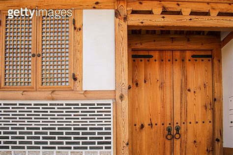 나무 창호문 담장 대문 기와지붕 기와집 북촌한옥마을 가회동 종로구 서울 이미지 A12635641 게티이미지뱅크