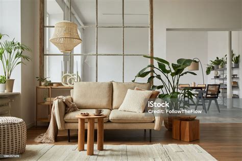 베이지 색 소파 나무 커피 테이블 현대적인 홈 액세서리가있는 현대적인 거실 인테리어 구성 템플렛 공간을 복사합니다 백그라운드의