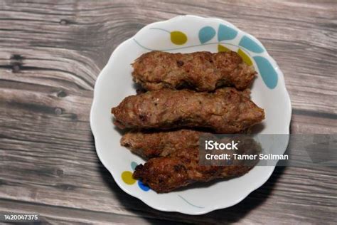 아랍 요리 전통 음식 쇠고기 Kofta 케밥 양고기 지방 숯불에 싸서 깊은 접시에 담근 다진 고기 동양 구운 바비큐 고기 음식 가루로 빻은에 대한 스톡 사진 및 기타 이미지