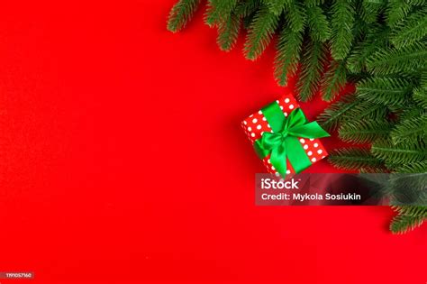 전나무 나무와 선물 상자로 만든 다채로운 휴가 배경의 상단보기 복사 공간이있는 새해 복 야 콘셉트 0명에 대한 스톡 사진 및 기타 이미지 Istock
