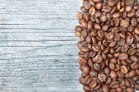 회색 나무 배경에 구운 커피 콩 플랫 레이 공간을 복사합니다 텍스트 공간 0명에 대한 스톡 사진 및 기타 이미지 0명 갈색