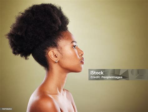 흑인 여성 머리카락 및 프로필은 아름다움 헤어 케어 및 웰빙을 위해 스튜디오에서 빛나고 빛나고 빛나는 피부입니다 자연 아프리카 모델 아프리카 여성과 스튜디오 배경에 의해