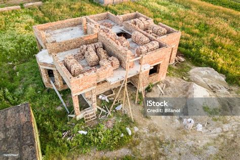 미래의 집 벽돌 지하 층 및 건설벽돌 의 스택에 대한 건물 부지의 공중 보기 0명에 대한 스톡 사진 및 기타 이미지 0명 개발 건물 정면 Istock