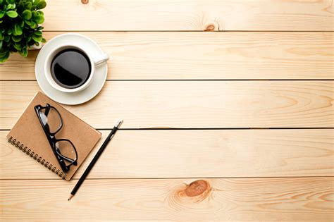 상단 보기 사무실 테이블 데스크 나무 배경에 빈 사무 용품 노트북 연필 녹색 잎 커피 컵 작업 공간 0명에 대한 스톡 사진 및 기타 이미지 Istock