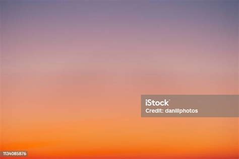 오렌지 수평선과 바이올렛 분위기가 있는 맑은 하늘 새벽 하늘의 부드러운 오렌지 보라색 그라데이션 하루의 시작 배경입니다 복사