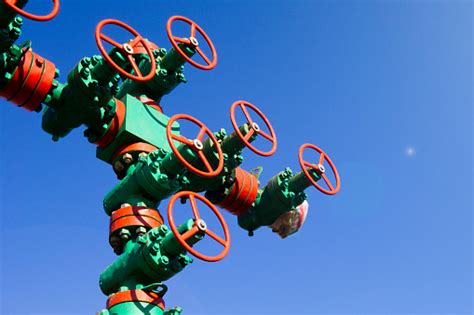 파이프 라인 밸브와 석유 및 가스 처리 공장 석유 및 가스 산업의 오일 파이프 라인 밸브 밸브는 화창한 여름 날에 필드에 석유 파이프 라인을 플러그 가솔린에 대한 스톡 사진