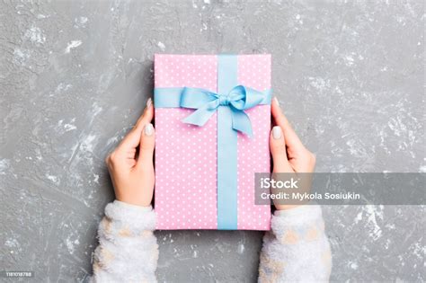 복사 공간이있는 회색 시멘트 배경에 활로 장식 된 선물을 들고있는 여성의 평평한 평신도 크리스마스와 휴일 개념 가정 생활에 대한 스톡 사진 및 기타 이미지 Istock