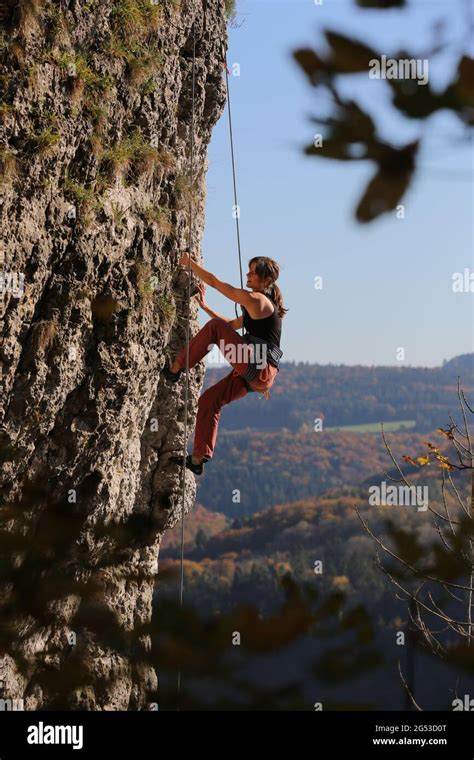 Frau Beim Bergsteigen Und Klettern Im Birgland Bei Sulzbach Rosenberg