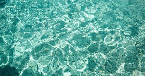 H2 O 고요한 관념적인 깨끗한 달래는 당구 맑은 물 미니멀리스트 반사 반짝이는 반짝임 밝은 배경 블루 상쾌한 손을 흔들다 수 문학 수로