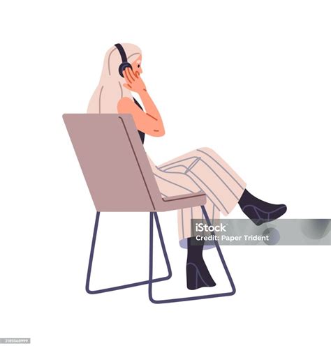 헤드폰을 가진 소녀는 음악 오디오 북 오디오 강의 뒷모습을 듣습니다 헤드셋을 낀 학생이 세미나에서 의자에 앉아 있습니다 연차 대회에 앉아 있는 젊은 여성 흰색에 평평한 고립