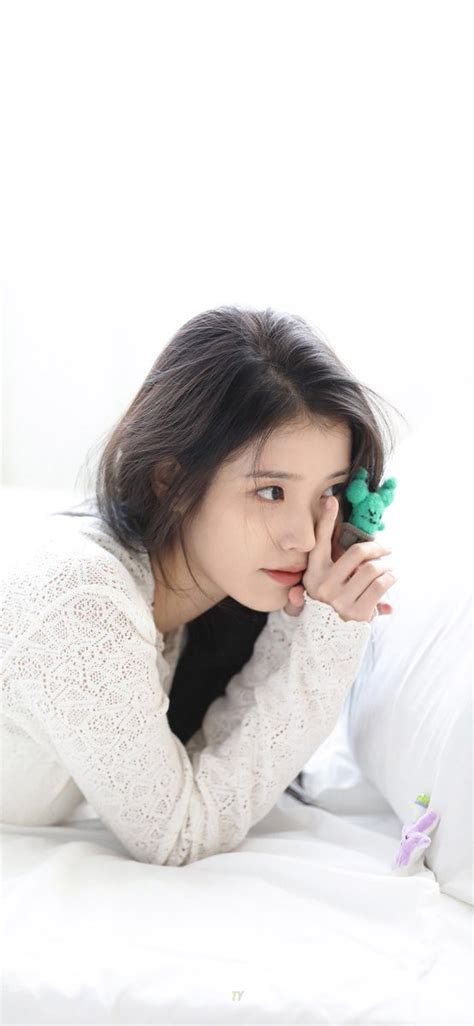 턍이 On Twitter 아이유 손에 다육이 있다 육지불가사리는 안 있다 배경화면 → Thumb R1280x0