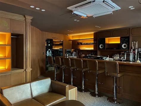 섬세한 목공 작업으로 고급스럽게 마무리한 17평 카페 인테리어 분당 구미동