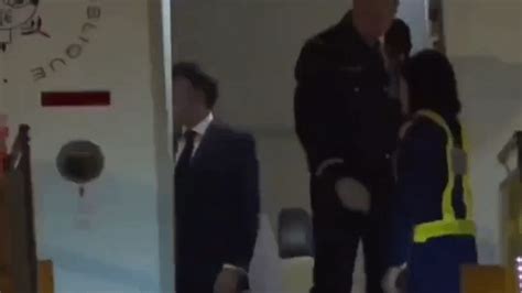 부부싸움 친근한 장난 부인에게 얼굴 맞은 마크롱