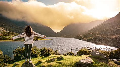 아일랜드 케리 카운티 던로의 갭 조감도 전망대에서 호수를 바라보는 여성 자연 속에서 자유롭다 자연 속에서 강한 여성 자연에 경의를 표하는 여성 영화 같은 자연 사진 휴식