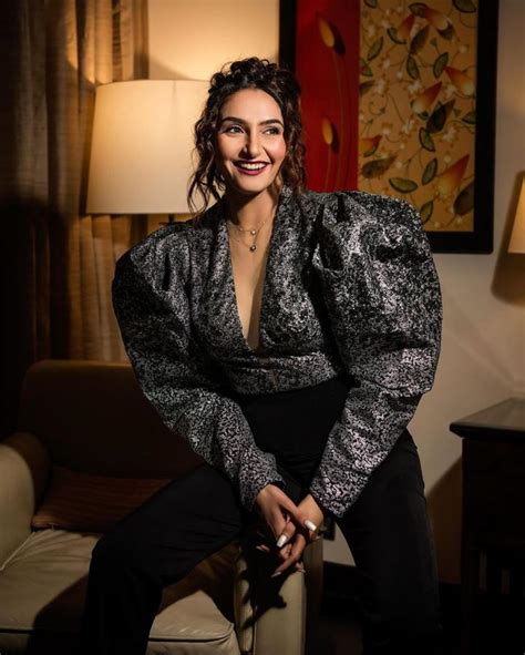 Ragini Dwivedi స్టన్నింగ్ ఫోజులతో కుర్రకారుకు దడ పుట్టిస్తున్న రాగిణి ద్వివేది పిక్స్ వైరల్