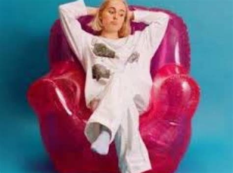 Sofy Streams New Mine Single • Withguitars