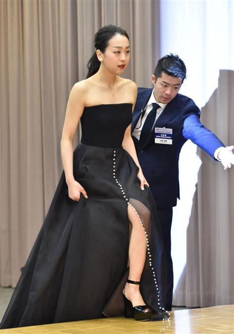 浅田真央 肩出しドレスでセクシーに登場「今年30歳」に会場どよめく 芸能 デイリースポーツ Online