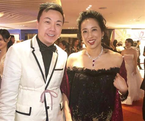 郭晶晶婆婆朱玲玲近照，听完讲座又为朋友庆生，61岁精力依旧旺盛 搜狐大视野 搜狐新闻