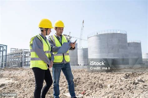 두 명의 엔지니어가 화학 공장의 건설 현장에서 일합니다 기체 물리 구조에 대한 스톡 사진 및 기타 이미지 기체 물리 구조 비즈니스 연료 및 전력 생산 Istock