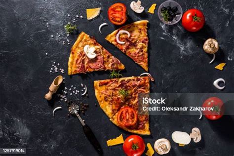 향기로운 이탈리아 피자 맛있는 이탈리아 피자 버섯 토마토 치즈 양파 고추 소금 바질 어두운 콘크리트 배경에 올리브를 요리하기위한 음식 재료와 향신료 0명에 대한 스톡 사진