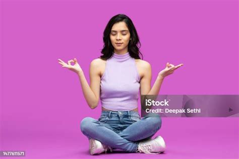 보라색 배경에 요가 연꽃 자세를 취하지 않고 바닥에 앉아 있는 예쁜 소녀의 전체 길이 사진 스톡 사진 건강한 생활방식에 대한 스톡 사진 및 기타 이미지 Istock