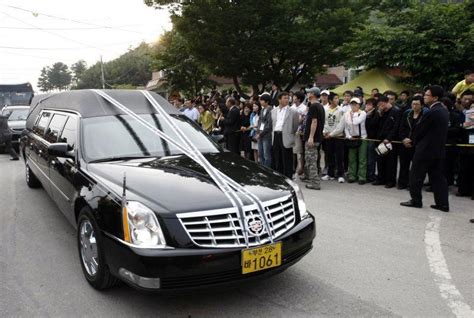 [노무현사료관] [봉하마을로 들어오는 고 노무현 대통령 시신을 실은 운구차]