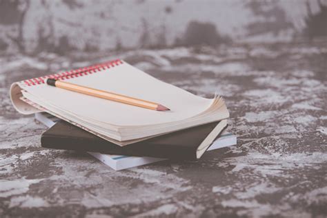 스케치 북 메모장으로 나무 연필에 돌 테이블 책상 배경 여기 쓰기 텍스트에 대 한 개념 아이디어 스타일 로프트 0명에 대한 스톡 사진 및 기타 이미지 Istock