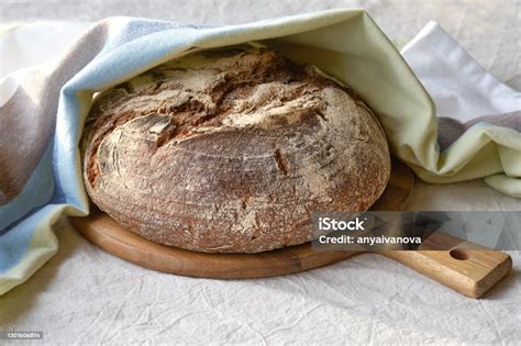 도마에는 반죽한 수제 덩어리가 없습니다 독일어 바우어브로트는 영어로 농부 빵을 의미한다 집에서 세라믹 팬에 구운 통밀 호밀 밀 빵 0명에 대한 스톡 사진 및 기타 이미지