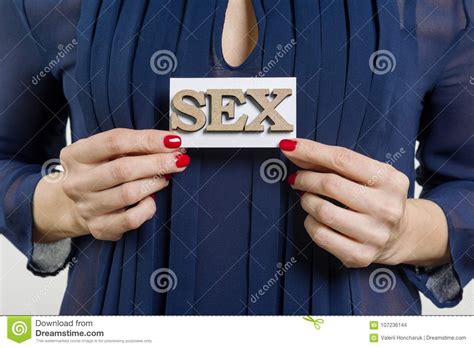 Una Tarjeta Con El Sexo De La Palabra En Las Manos Femeninas Foto De