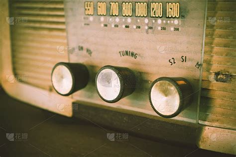 旧晶体管收音机模拟拨号按钮。