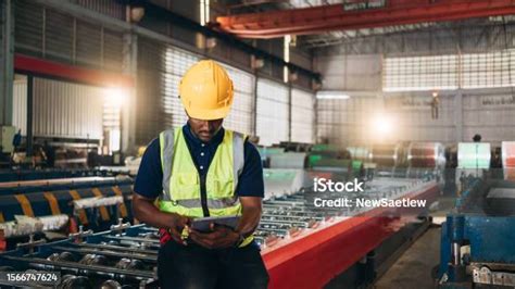 공장 기계에서 기계를 검사하고 점검하는 산업 노동자의 초상화 산업에서 금속판에서 일하는 기술자 재료 또는 기계를 검사하는 감독 Sea Shepherd Conservation