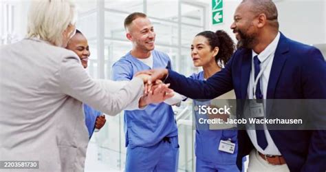 협업 의료 및 의료 계획을 위해 직원과 이야기하는 병원 관리자와의 허들 행정 관리 및 클리닉의 의학 전문 회의 팀과의 손 쌓기