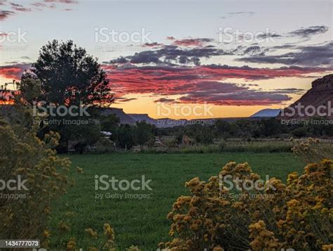 그라프턴 로드를 따라 유타 록빌의 버진 리버 밸리 너머의 일몰 0명에 대한 스톡 사진 및 기타 이미지 0명 계곡 고원 Istock
