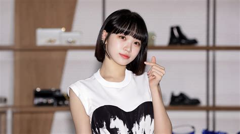 Kim Chaewon Wallpaper 4k Finger Heart Le Sserafim 5k