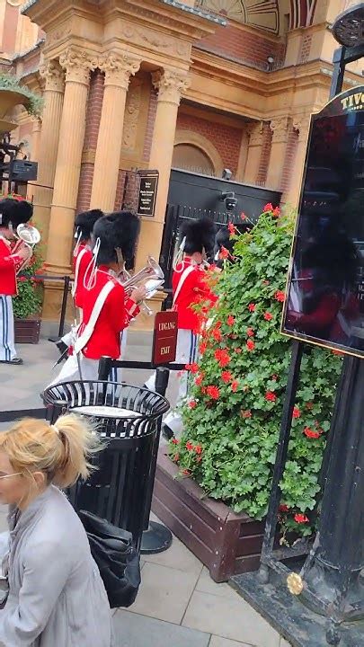 случайное видео у входа в парк Тиволи в Копенгагене Youtube