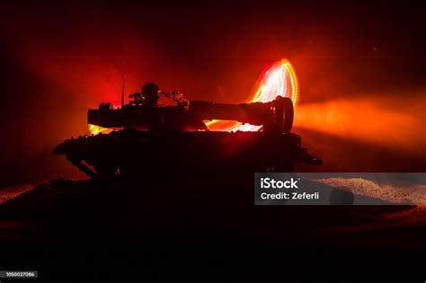 전쟁 개념입니다 전쟁 안개 하늘에 현장 싸움 군 실루엣 배경 밤에 구름 스카이 라인 아래 세계 전쟁 독일 탱크 실루엣 공격 장면입니다 기갑된 차량입니다 탱크 전투 공격성에