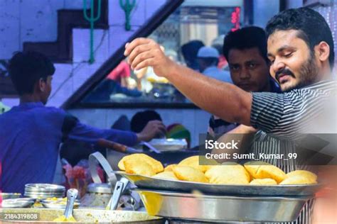 인도 뉴델리의 유명한 올드 델리에서 저녁에 찬드니 초크에 있는 그의 음식 마구간과 함께 상인 Eid Ul Fitr에 대한 스톡 사진 및 기타 이미지 Istock