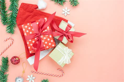 메리 크리스마스 훈장 및 새 해 복 많이 받으세요 장식품 개념의 상위 뷰를 테이블 평평 하다 중요 한 차이 개체 상자 및 전나무 트리 현대 분홍색 종이 바탕에 빨간 산타