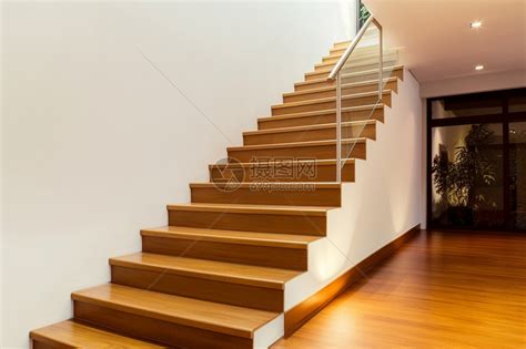 室内的实木楼梯高清图片下载 正版图片600371422 摄图网